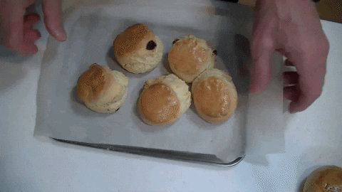 How to make delicious English scones: video & recipe "card". - Gil.'s ...